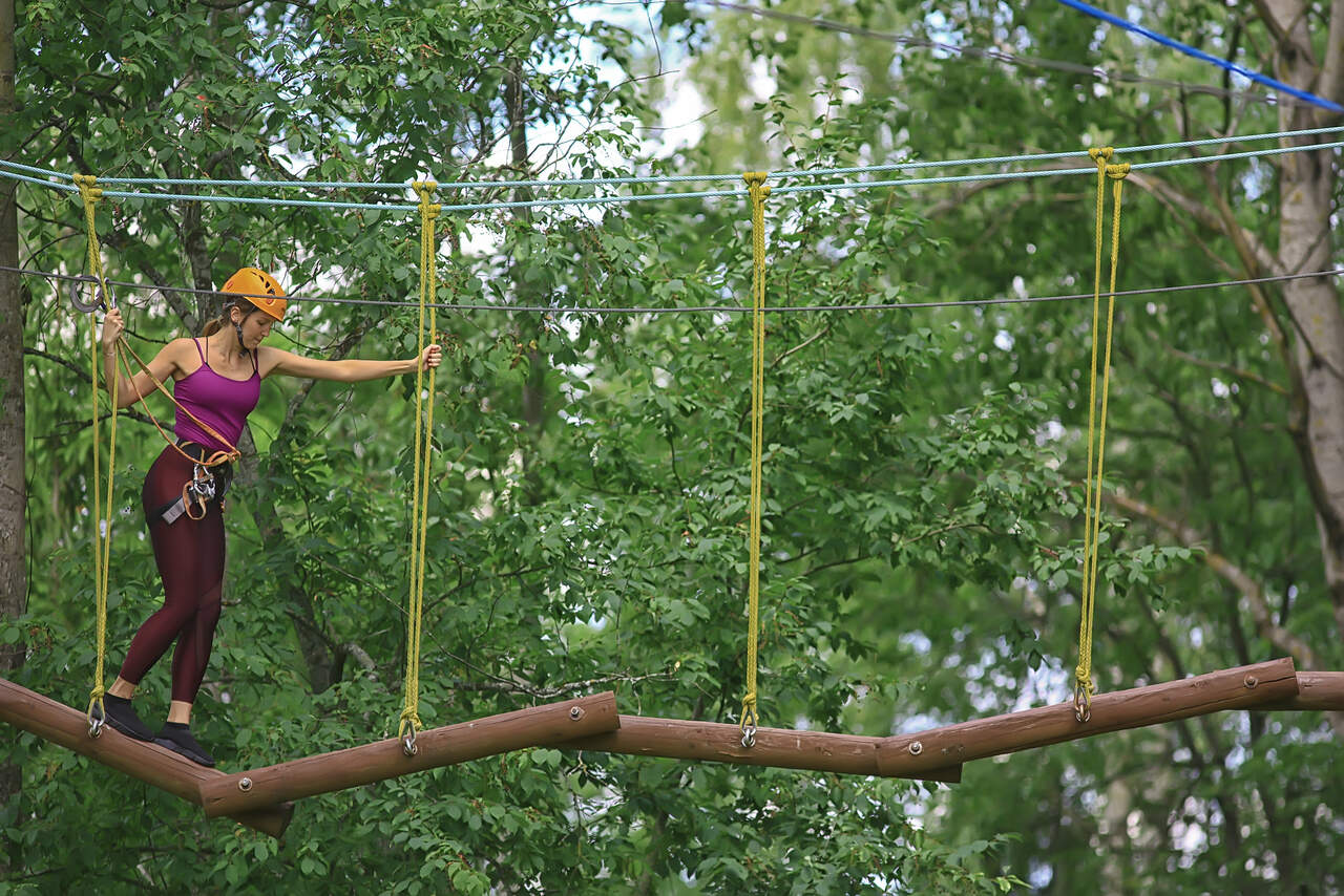 Park linowy – co warto wiedzieć i jak przygotować się do pierwszej wizyty?